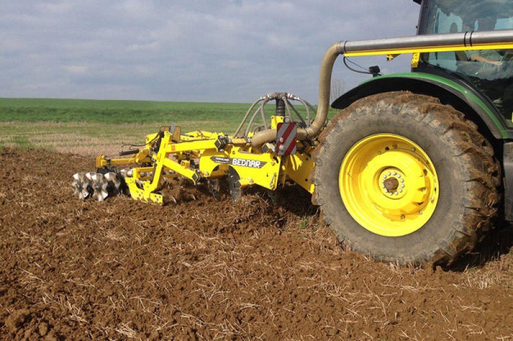 Demonstration of Deep Cultivation with Profile Fertilisation | BEDNAR FMT